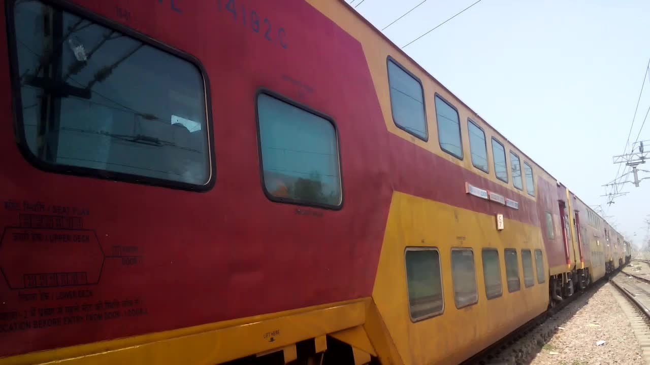 AC Train Double Decker 12584/Anand Vihar - Lucknow Jn Double Decker ...