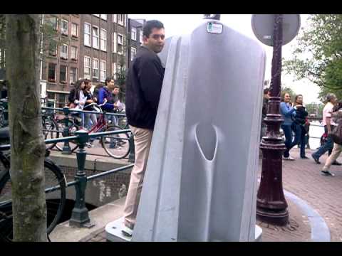 Marcos fazendo xixi na rua amsterdam. By Mykaelle