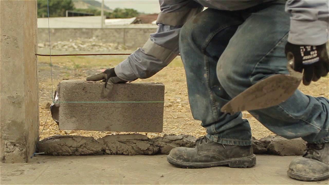 ¿Cómo pegar mampostería correctamente con cemento Holcim? - YouTube