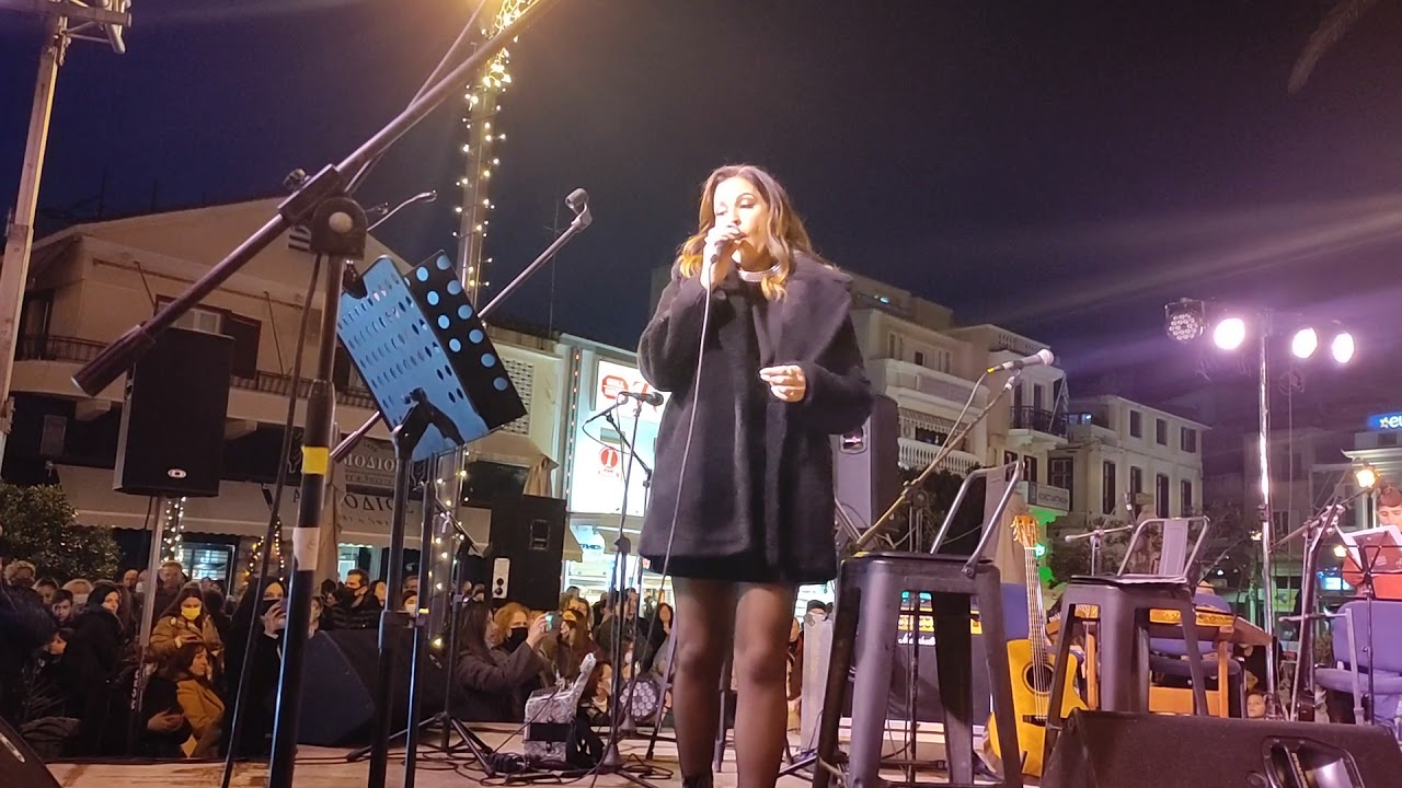 Η ΚΑΤΕΡΙΝΑ ΠΑΠΟΥΤΣΑΚΗ....... ΦΩΤΑΓΩΓΕΙ ΤΟ ΧΡΙΣΤΟΥΓΕΝΝΙΑΤΙΚΟ ΔΕΝΤΡΟ ΤΗΣ ...