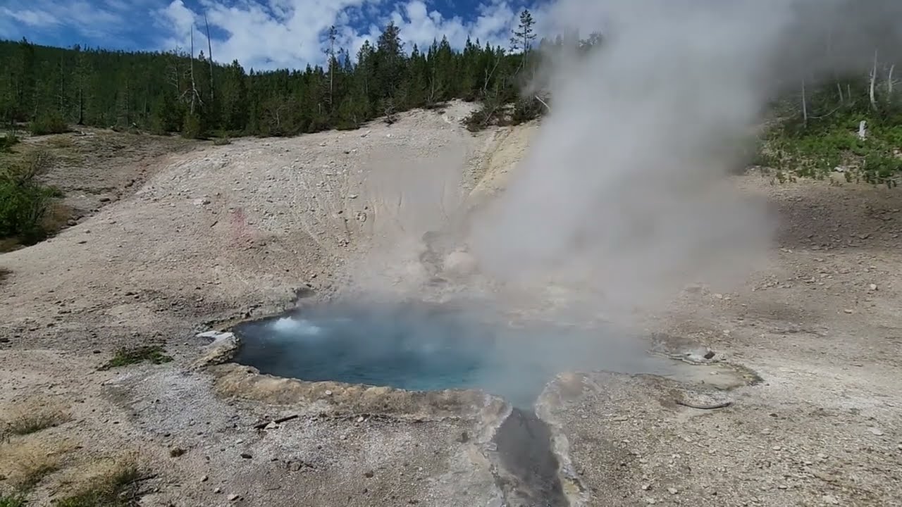 미국 옐로스톤 국립공원의 베릴스프링의 분출 Beryl Spring of Gibbon Geyser Basin ...