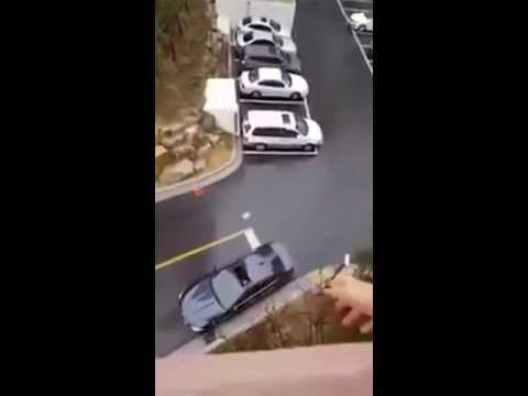 Koreli kadından arabanın içine mükemmel atış!!!