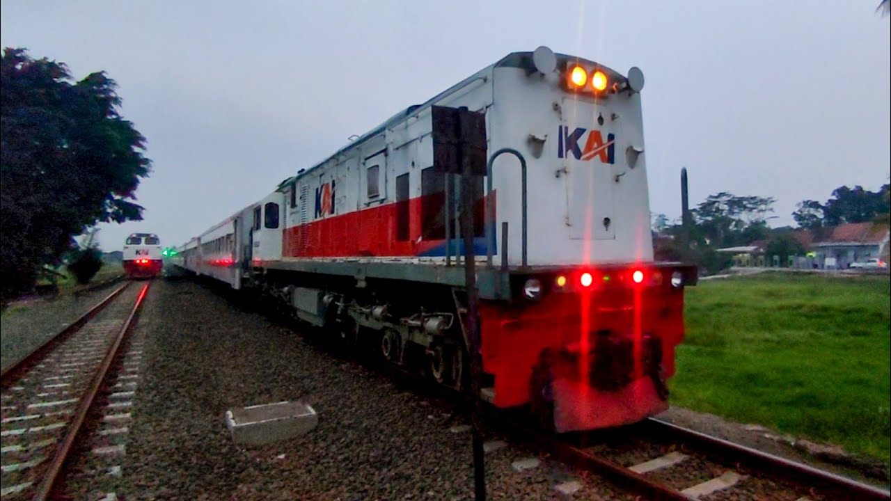 KEJADIAN LANGKA ! 2 LOKOMOTIF CC 201 VS CC 206 TERNYATA BISA ADU STROBO ...