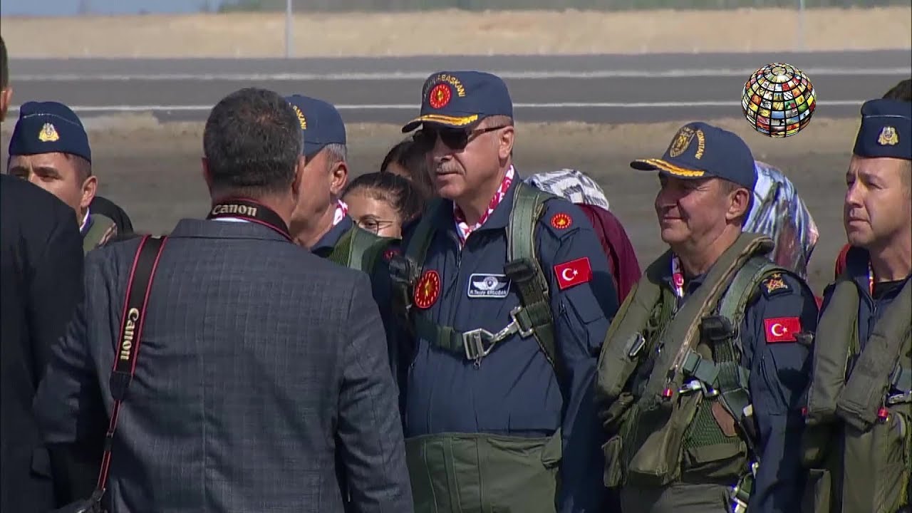 Erdoğan ilk defa askeri pilot tulumu giydi - YouTube