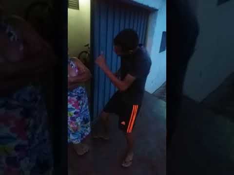 meu sobrinho ensinando minha mae dancar funk ...