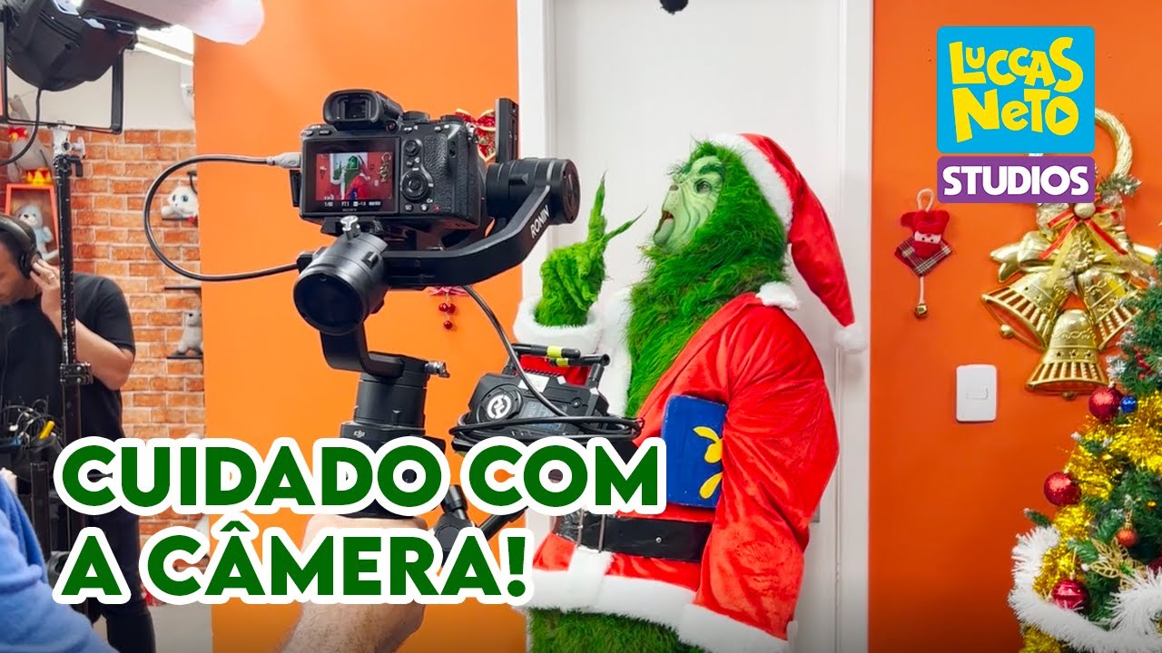 QUASE QUEBRARAM UMA CÂMERA NOS BASTIDORES DE GRINCH! - YouTube