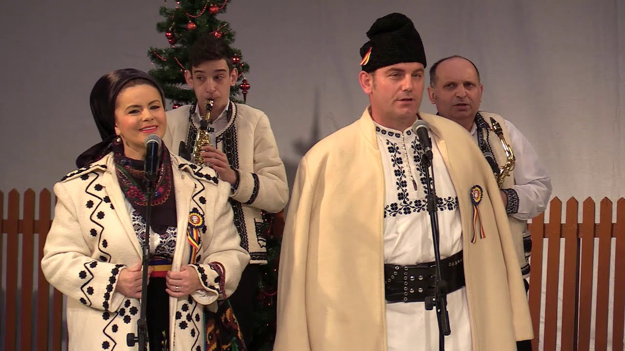 Mihaela si Ciprian Istrate - COLAJ COLINDE LIVE 2020 - YouTube