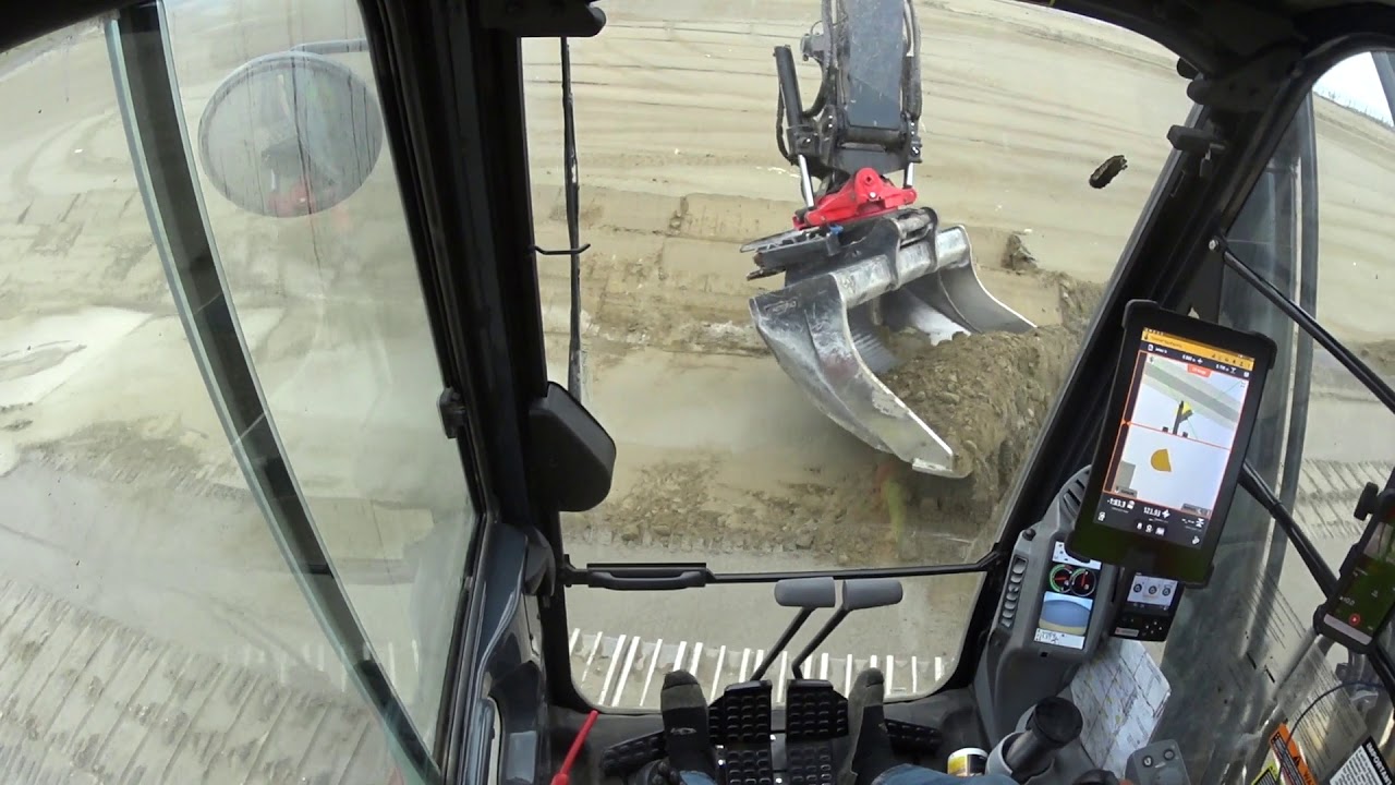 Trimble earthwork Automatic working with an infield design - YouTube