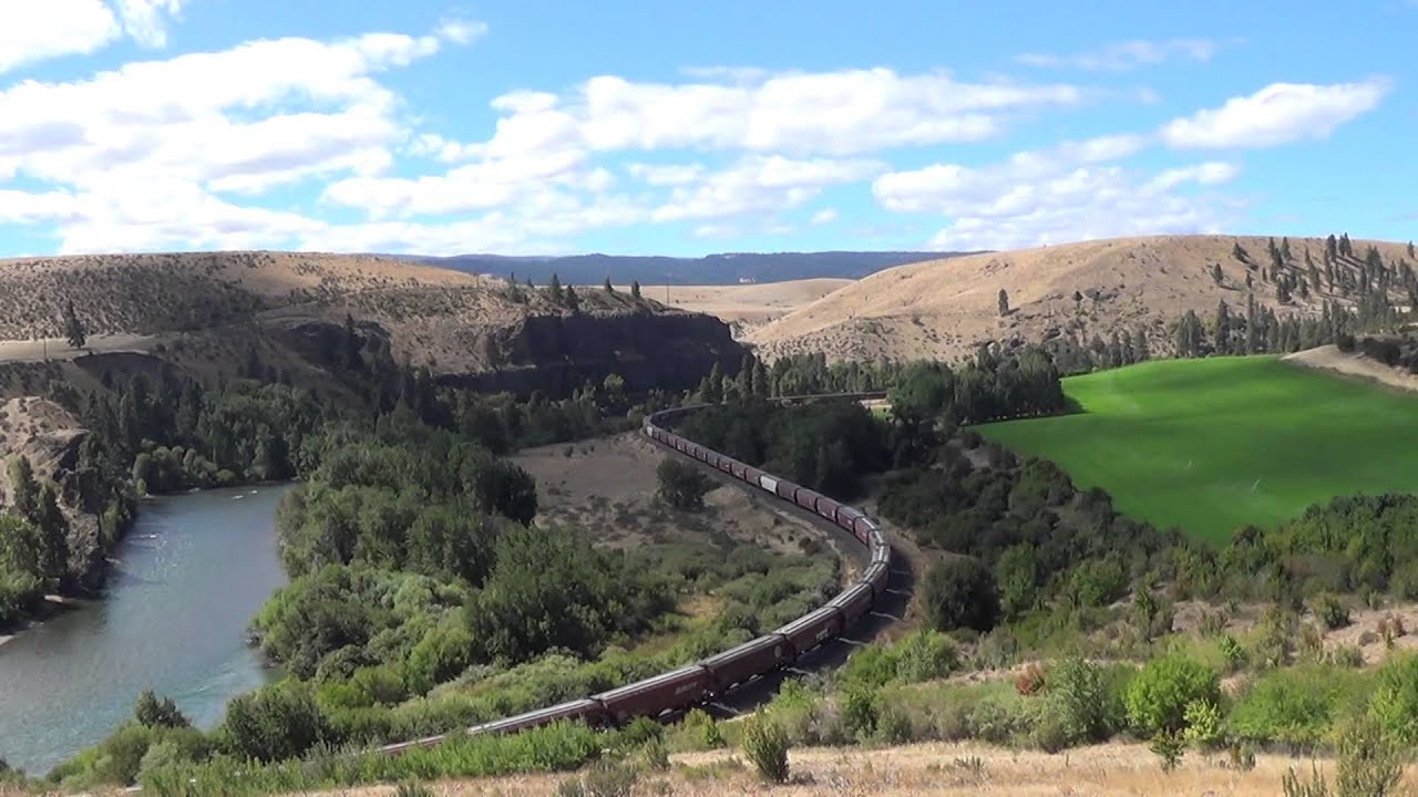 BNSF 5845 4993 4166 at horsehoe bend yakima river canyon east of cle ...