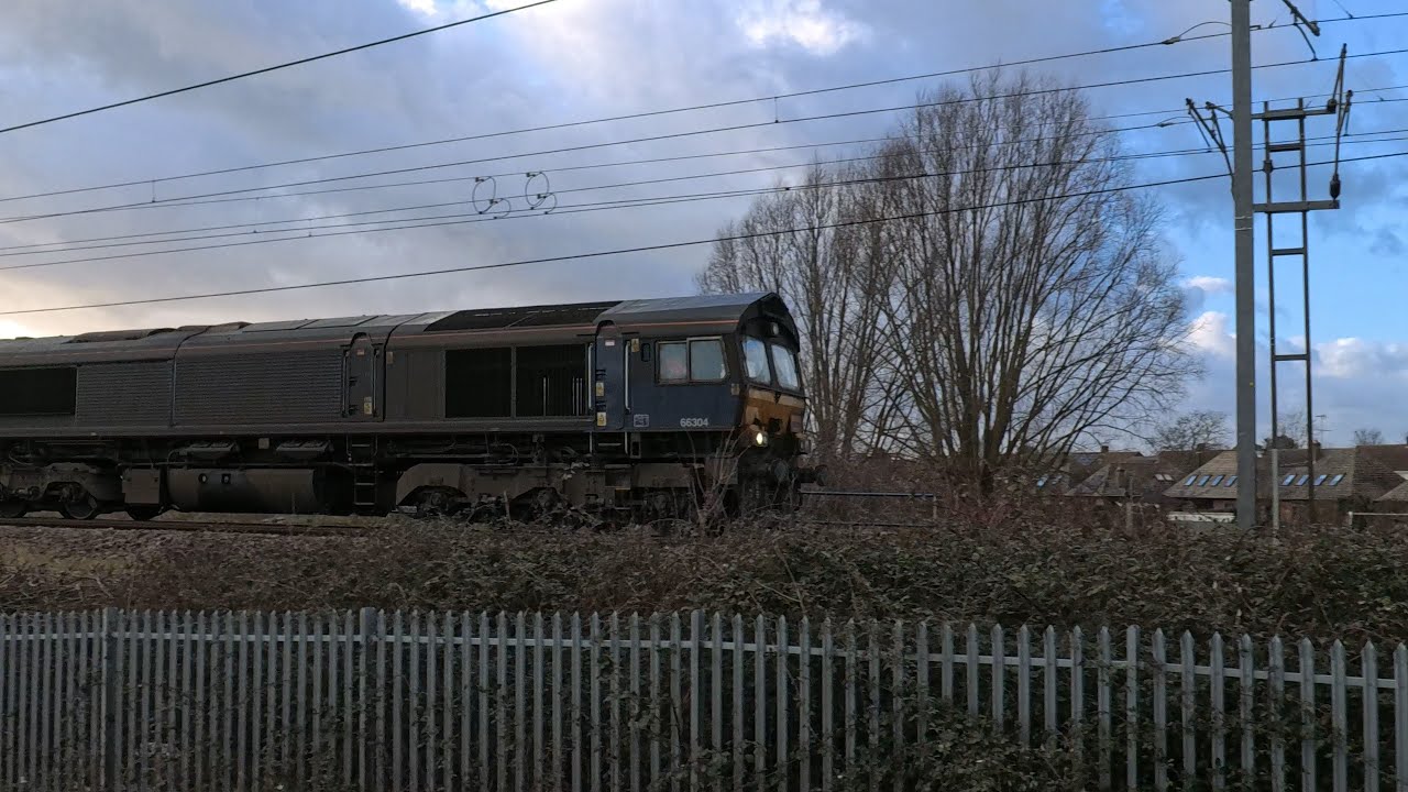 GB Railfreight 66304 - YouTube