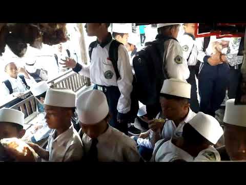 Bakul nya kelihatan pantat nya