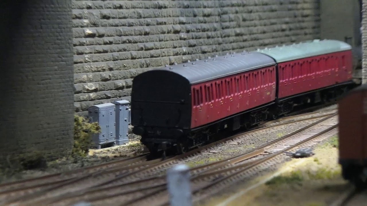 BARNSLEY MODEL RAILWAY SHOW OCTOBER 2015. A VERY BUSY DAY FOR LOCOS ON ...