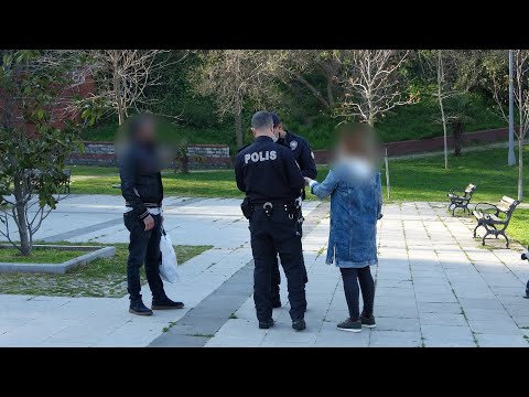 Parkta alkol alınca ceza yedi! Polise ''Bu yaptığınız çok anlamsız'' dedi