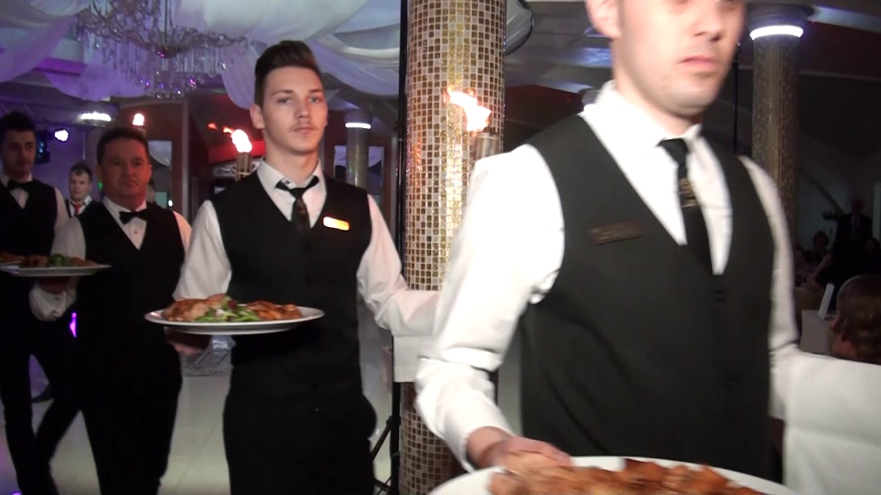 Cea mai tare echipa....Cea mai buna friptura....Numai la sala de nunta ...