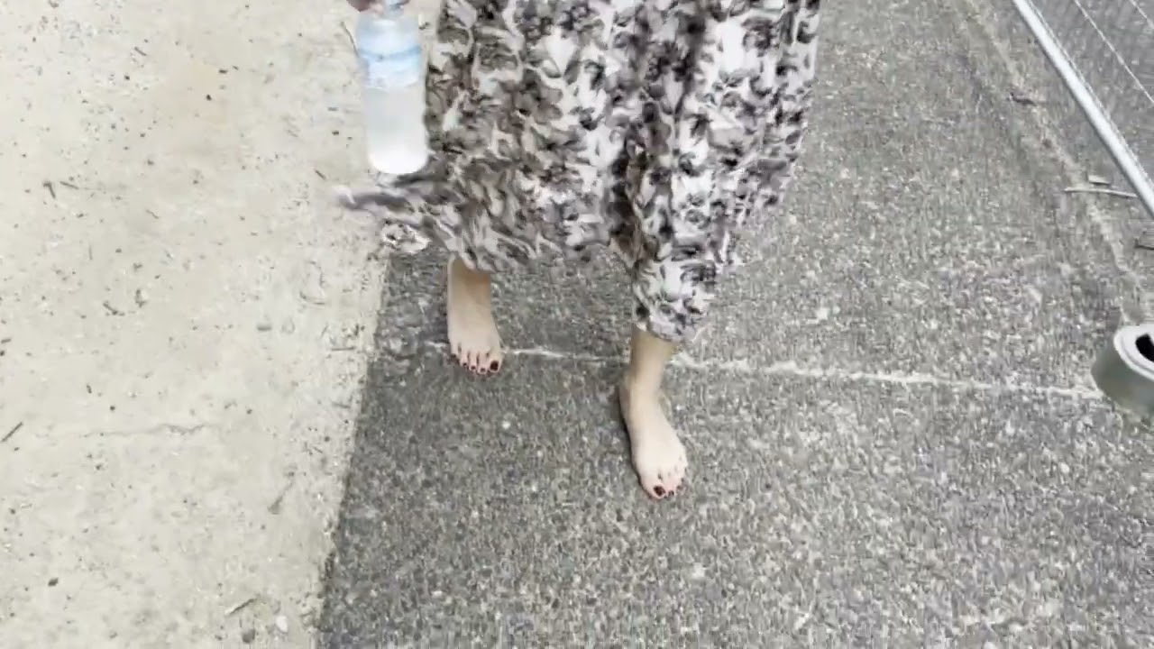 裸足で道路を歩く女性 Barefoot Girl Walks On The Road Part3 Youtube