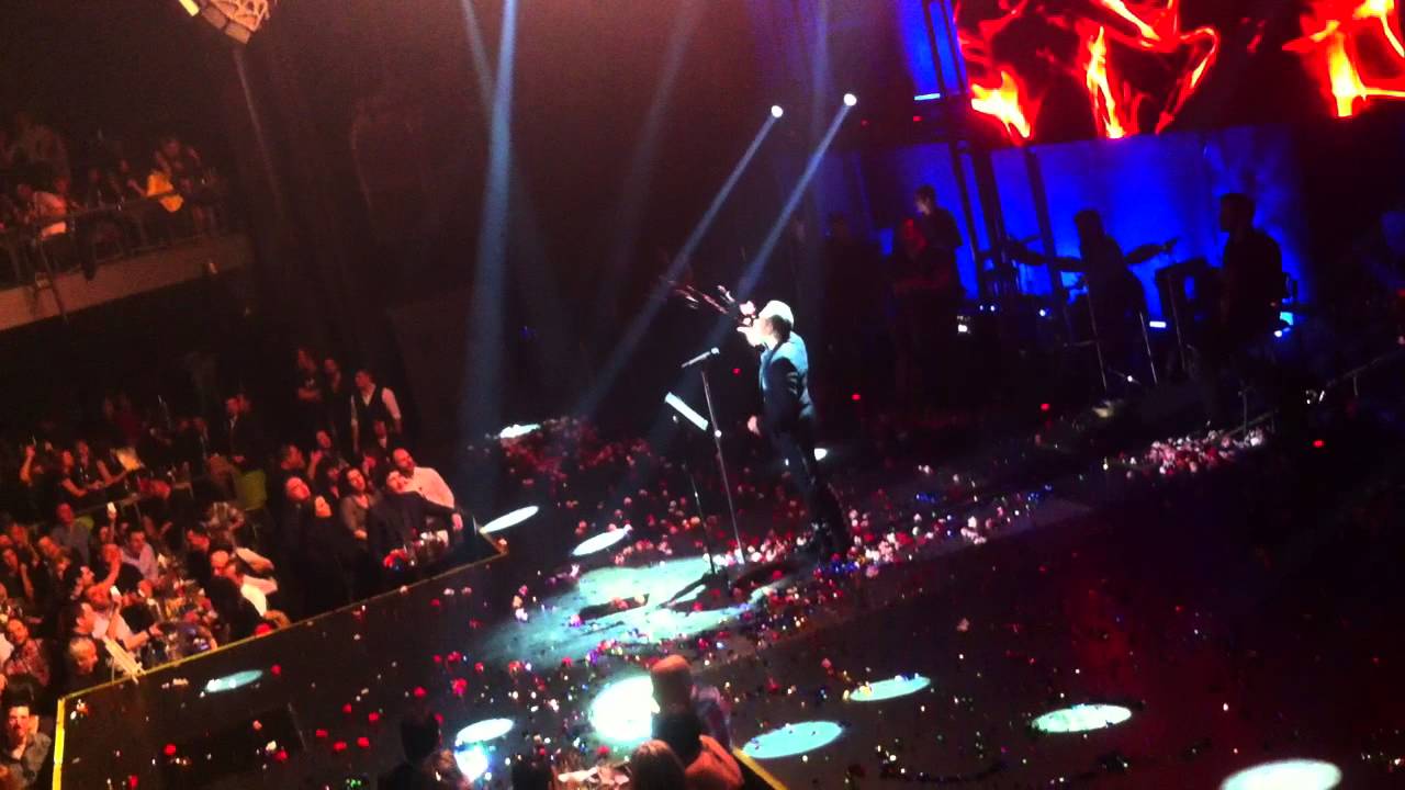 Νοτης Σφακιανακης-Ενα τσιγγανακι ειπε live @ Πυλη Αξιου - YouTube