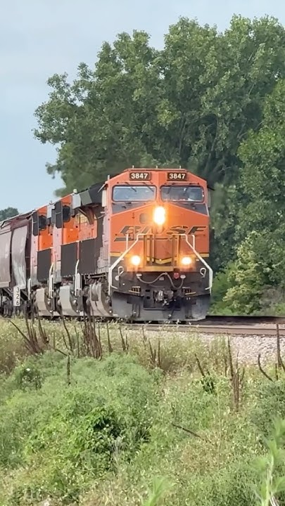 Tier 4 leads fast BNSF Grain train! #bnsftrains #bnsfrailway #bnsf - YouTube