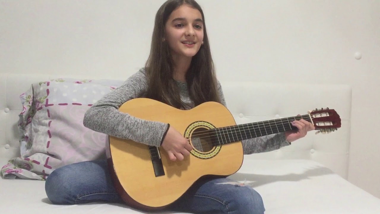 Eliza Berisha singt mit Gitarre - YouTube