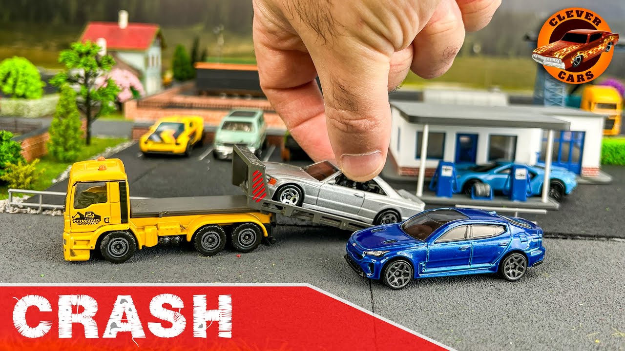 Vintage Diecast Cars Crash & Race Show on 1/64 Scale Diorama - YouTube