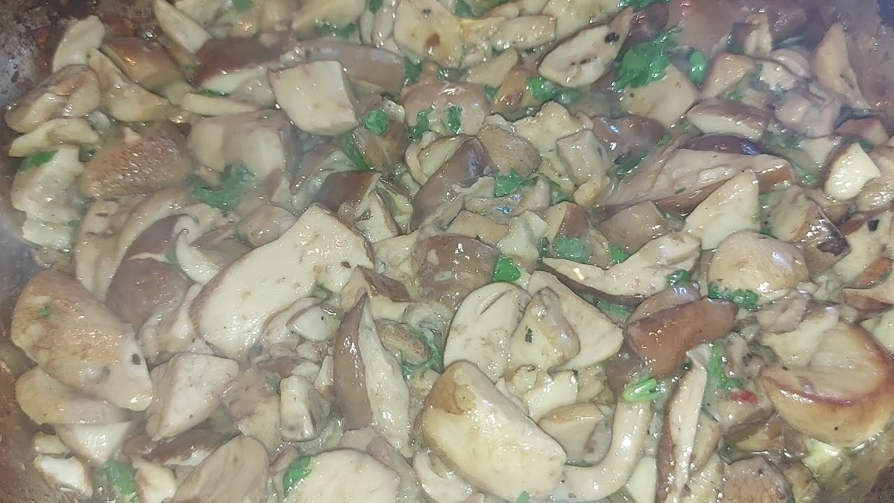 Hribi la tigaie cu usturoi - YouTube
