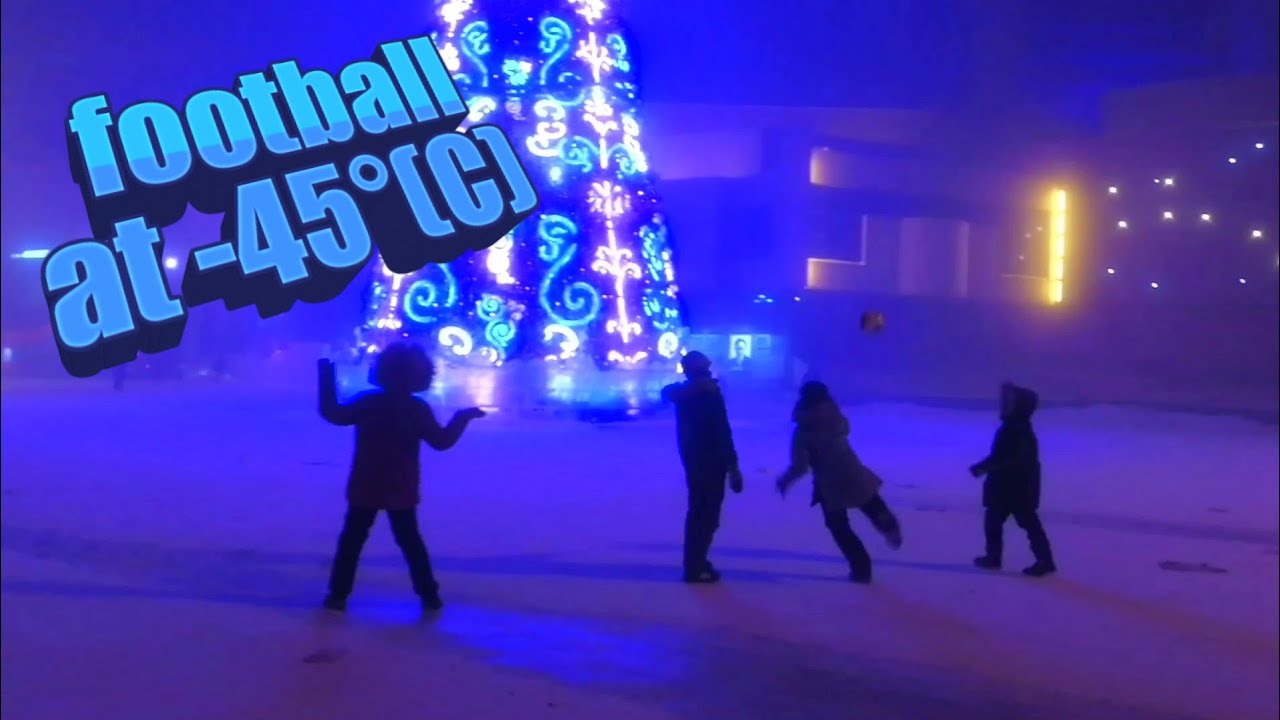 Футбол в -45°(С) Якутск. Kids playing football at -45°(C) degrees ...