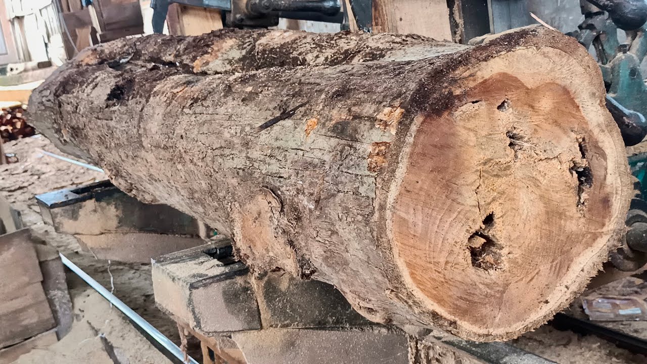 The Bolong teak sawmill uses a Benso machine at the factory - YouTube