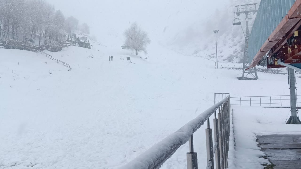 औली में बर्फ़ ही बर्फ ! || Auli Today Snowfall || Auli live Snowfall ...