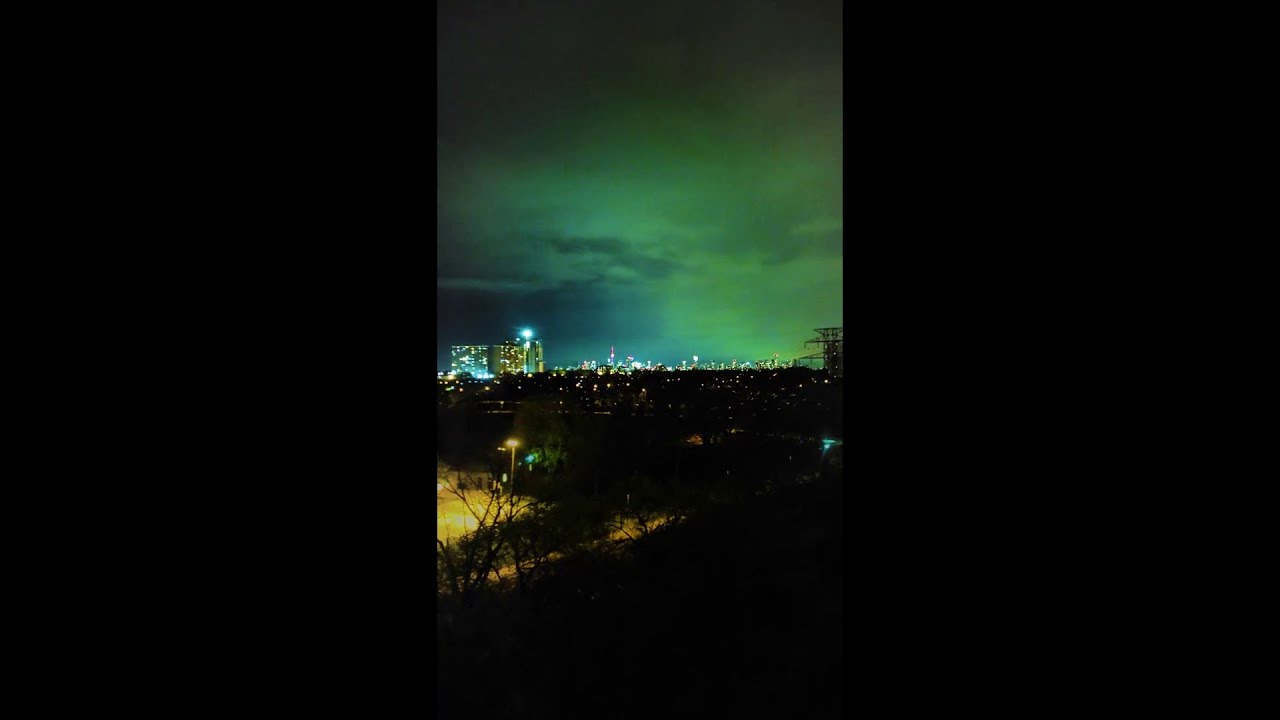 Green glow of northern lights captured in Toronto timelapse - YouTube