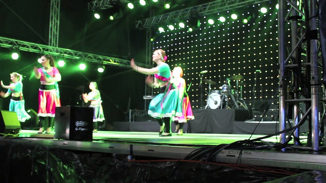 Bolly Beat Dancers - Aaja Nachle / Bollywood dance in Finland - YouTube