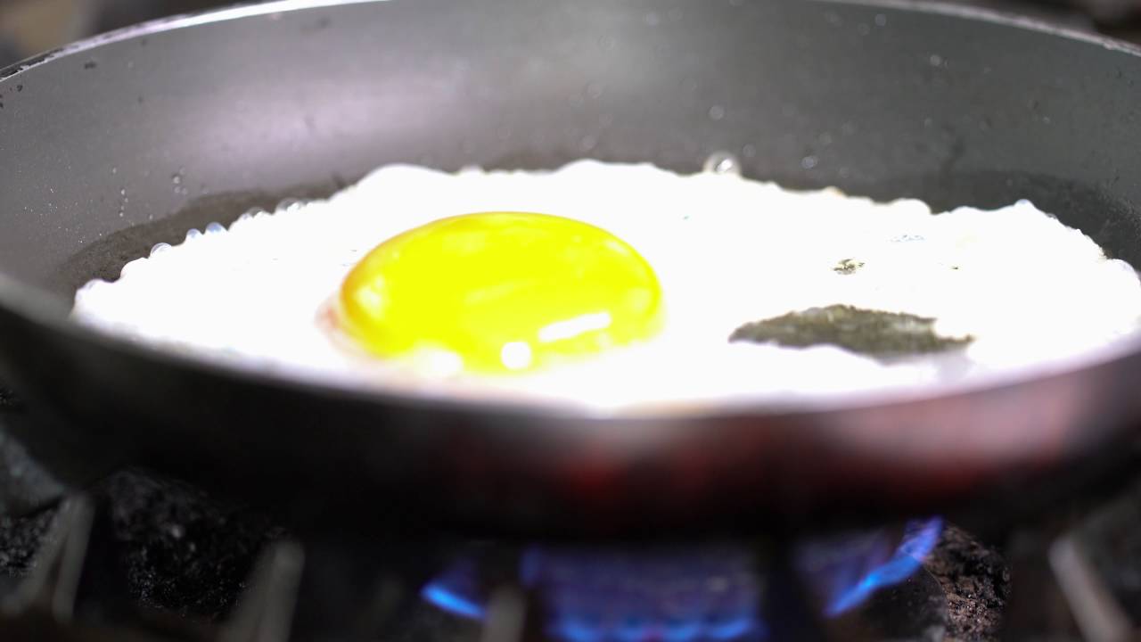 Fried goose egg 4k - YouTube