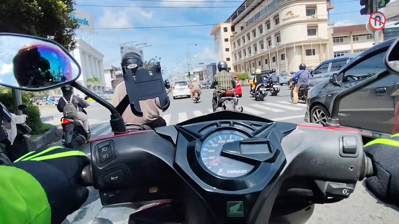 MOTOVLOG DRIVER GOJEK - ANTAR ORDERAN GOFOOD BEBEK CAROK SIANTAN - YouTube