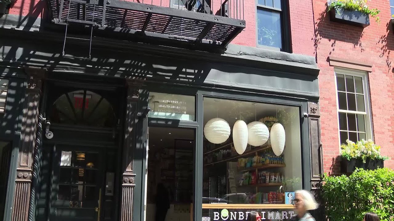 ‘Micro-retail’ shops thrive in NYC post-pandemic - YouTube