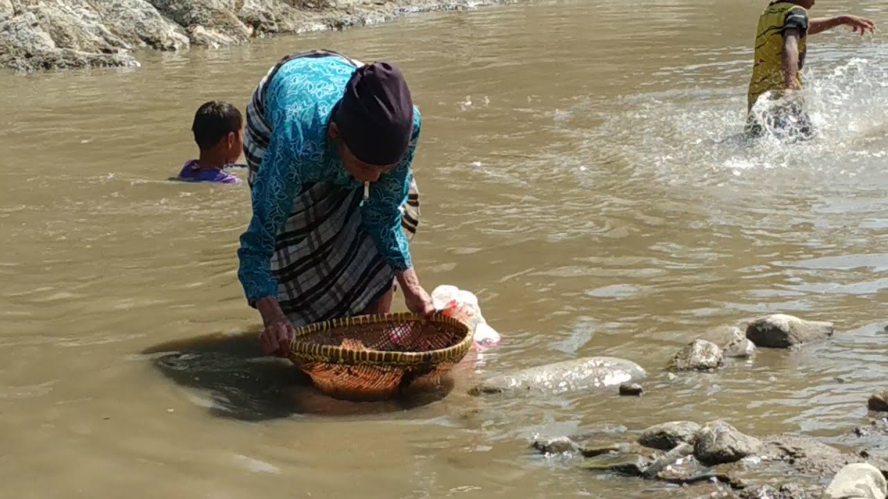 Marak Lauk, Tradisi Menangkap Ikan pada Masyarakat Jawa Barat - YouTube