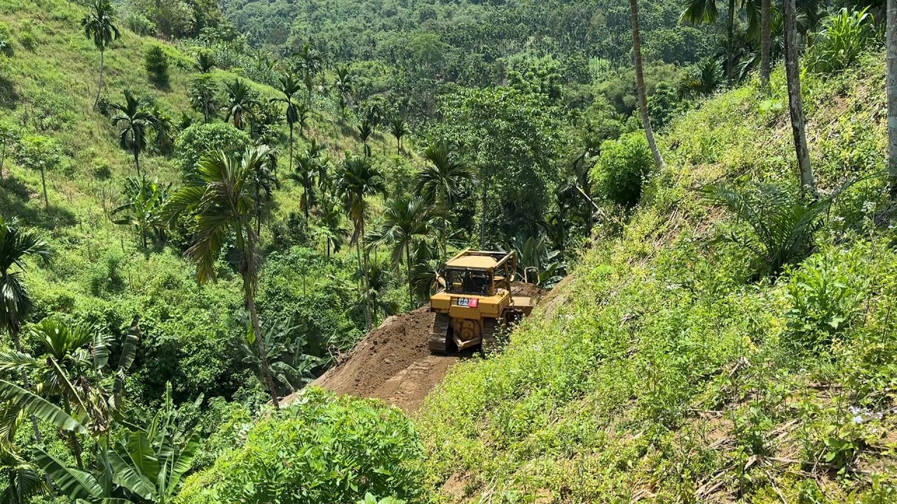 Amazing job! Caterpillar D6R XL Dozer Building Extreme Mountain Road ...
