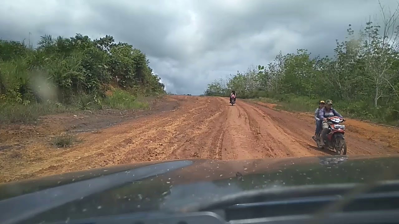 Jalan ketungau hulu, senaning saat hujan - YouTube