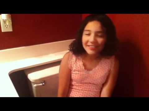 girl singing sittin ona toilet! - YouTube