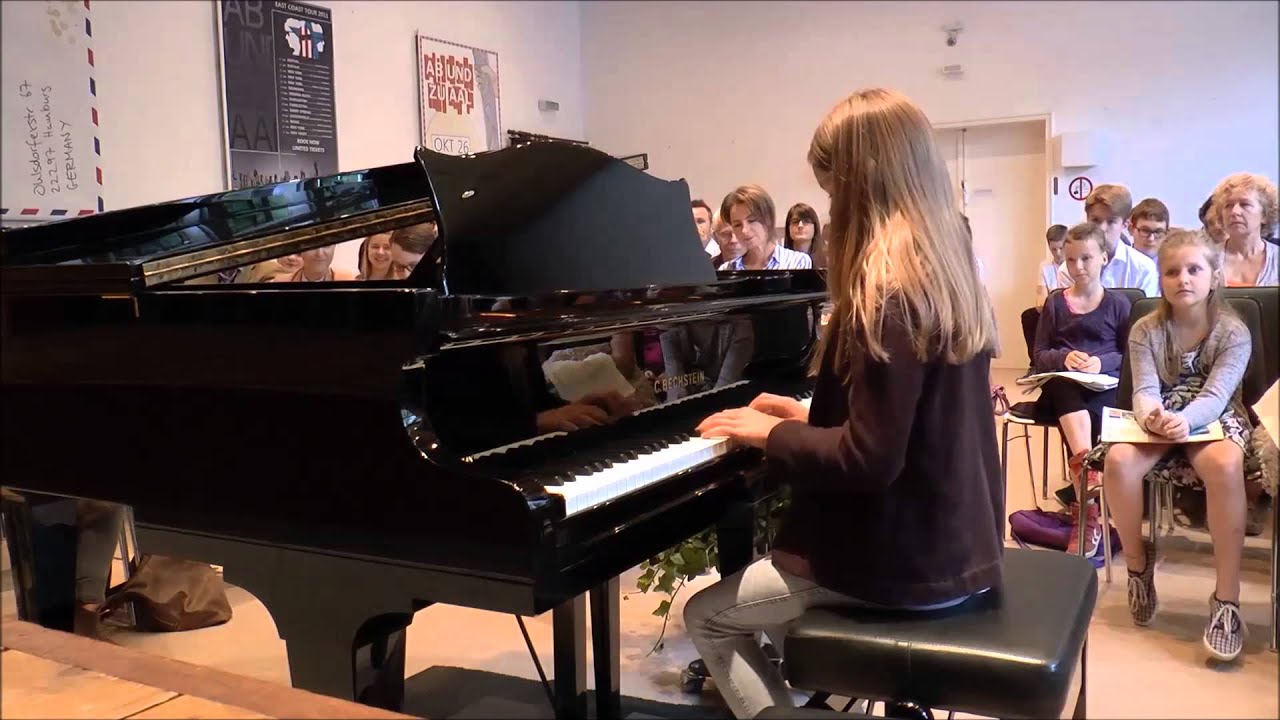Das Karussell (Bettina Schwedhelm), gespielt von Nina Maria - YouTube