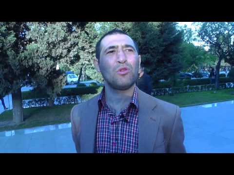 Gül bayramını gülməli günə qoyan sadə vətəndaş