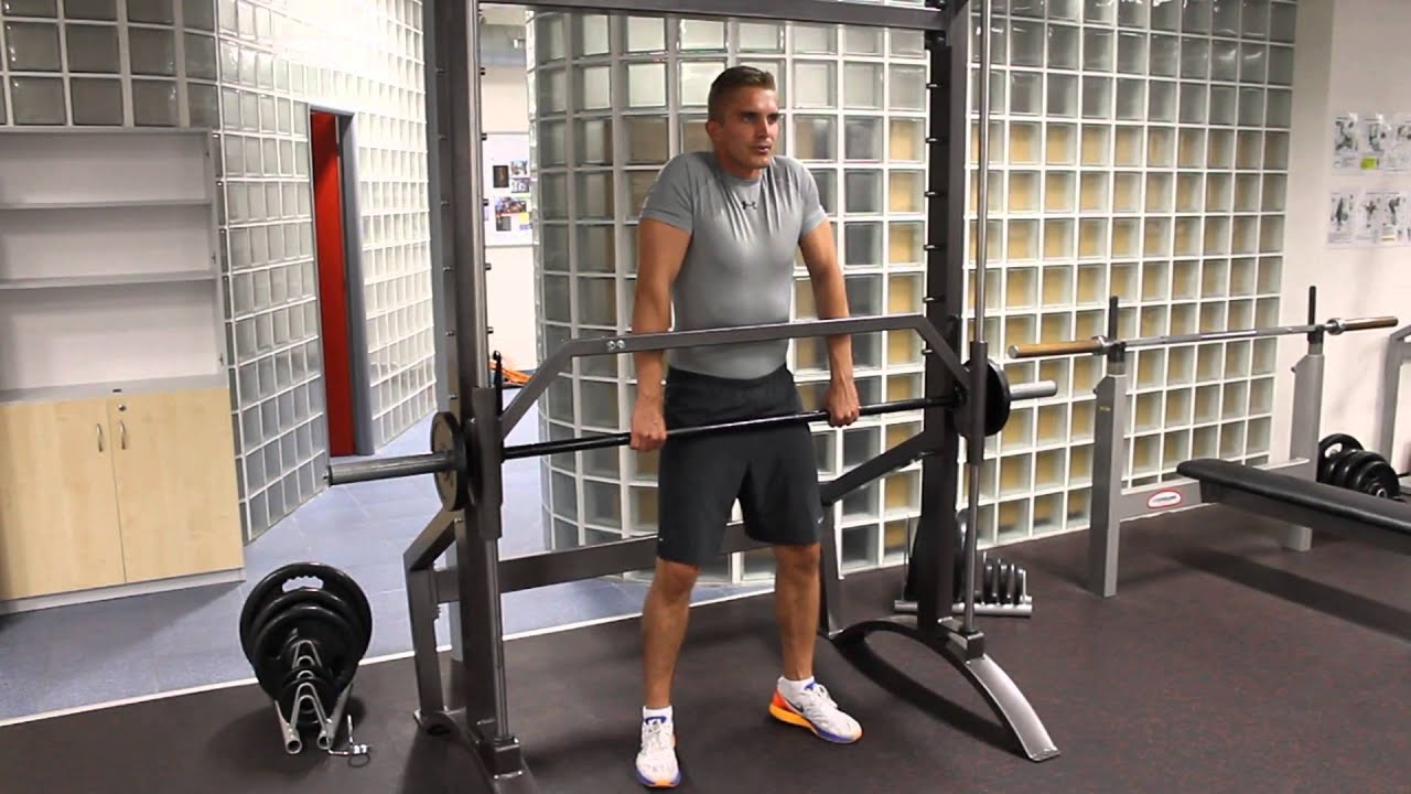 Zvedání ramen na multipressu před tělem - YouTube