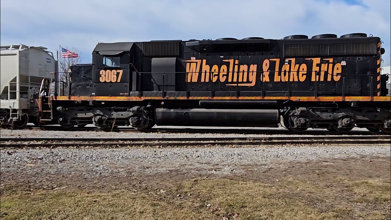 W&LE SD40-3 #3067 delivers cars to Plastipak in the Medina Industries ...