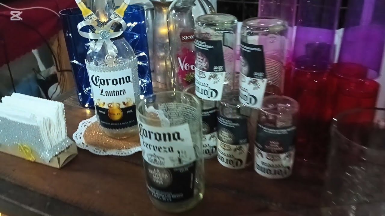 CORTANDO BOTELLAS PARA DECORAR LA BARRA DE TRAGOS DE UNA FIESTA - YouTube