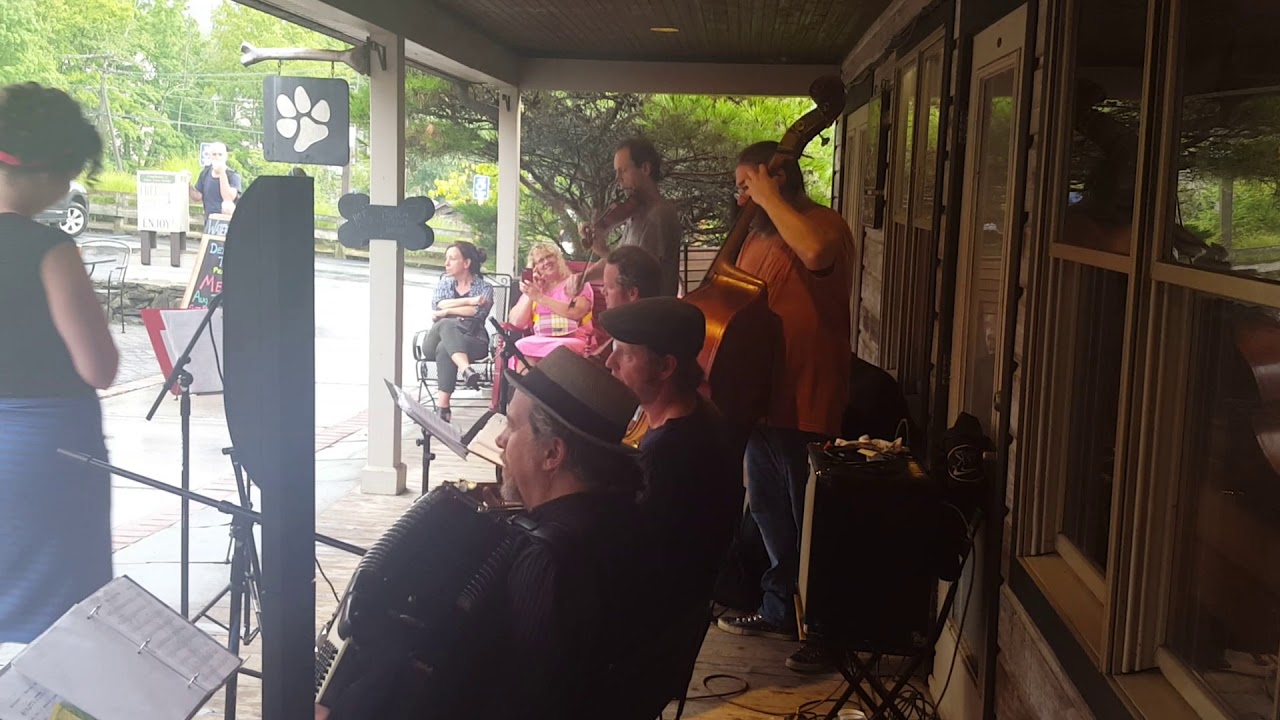 Heartstrings Uptown Swing Band Sous Le Ciel De Paris - YouTube