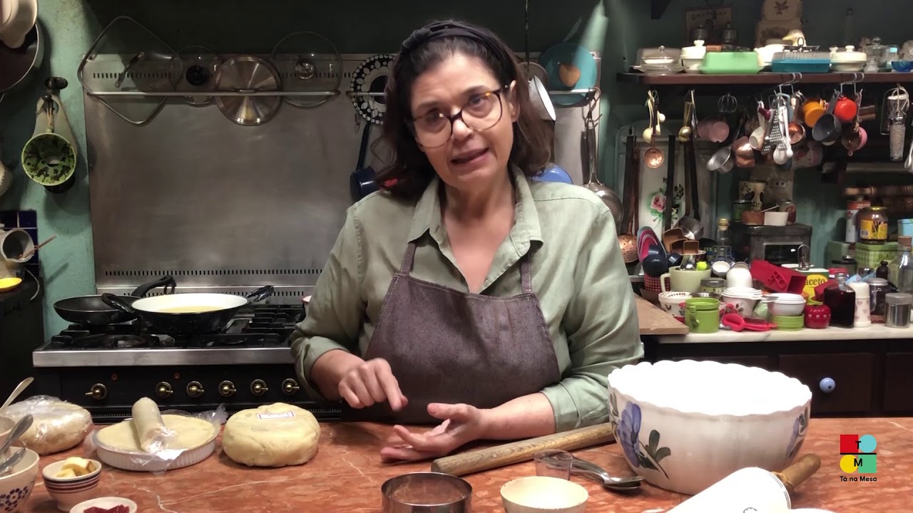 Chef Helo Bacellar apresenta a mesa de pastel com receitas que estão ...