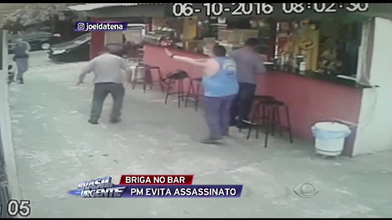 Policial Evita Tragédia Em Briga De Bar Youtube