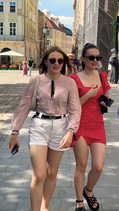 Вулична мода у Львові на площі Ринок львівплощаринок Youtube