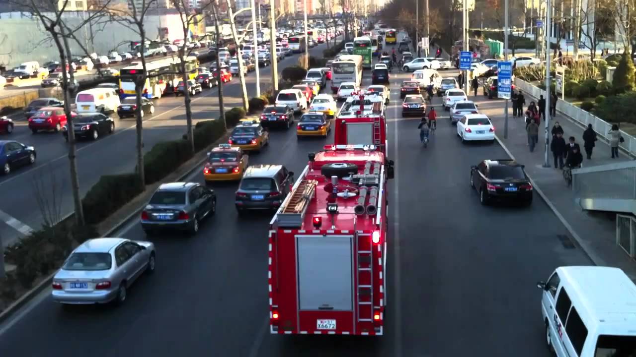 Firetruck in Beijing during rush hour - YouTube