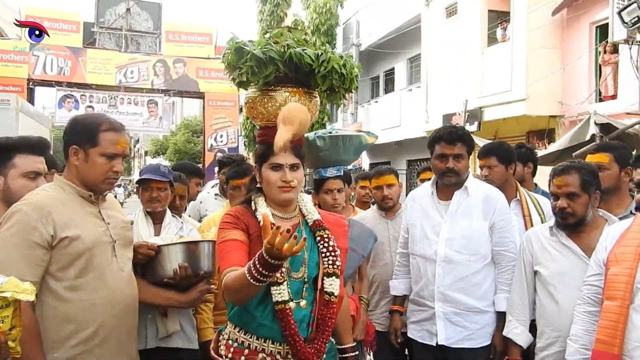 Bangaru bonam offers to Laldarwaza mahankali temple by Nisha kranthi # ...