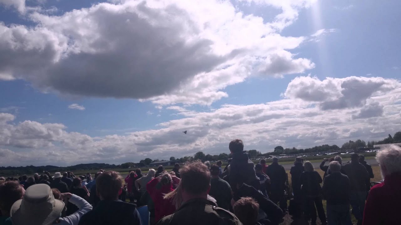 Vulcan XH558 display, Wellesbourne - YouTube