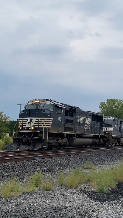 NS 268 at MP 81 with some cool power! - YouTube