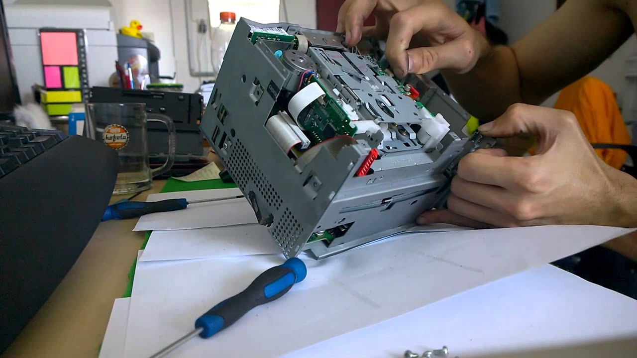 How to get to the cd lens in connect from Lancia Thesis - YouTube